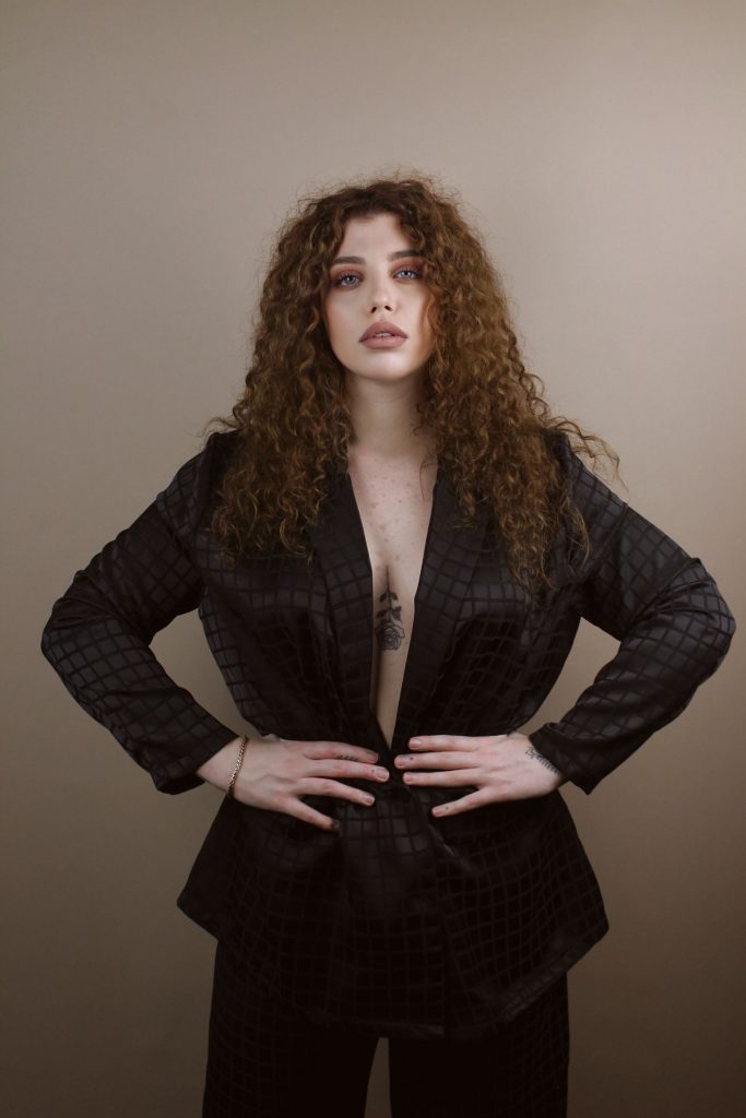 "Chissà" è il nuovo singolo di Denise Manno