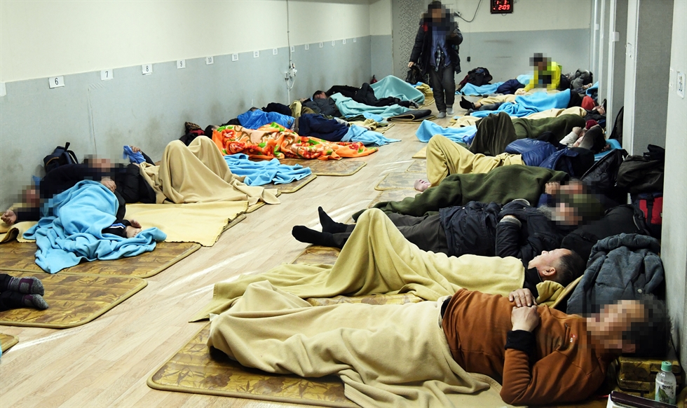 Le donne senza fissa dimora lottano per trovare da dormire..